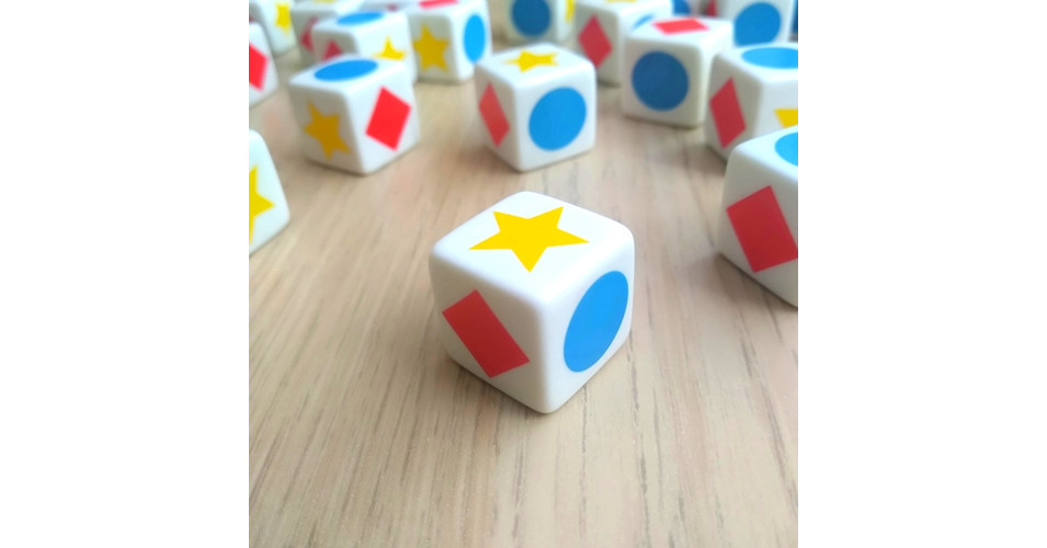Dobókocka színes síkidomokkal – piros négyzet, kék kör, sárga csillag